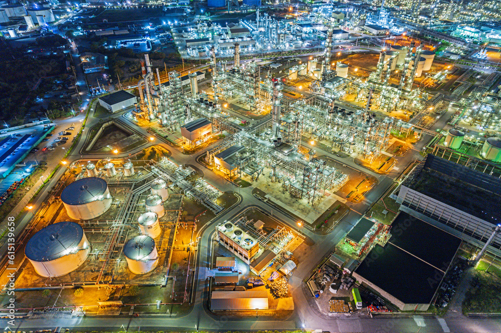 Foto de Aerial view of Oil and gas industry - refinery, Shot from drone ...