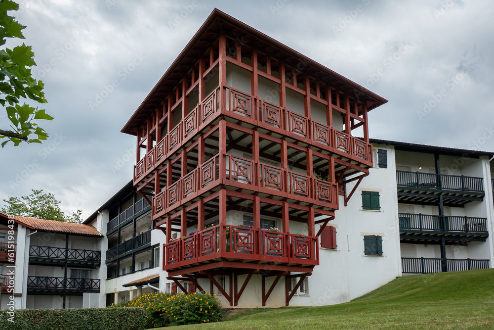 Pormenor de um terraço em madeira de uma casa típica basca com as cores ...
