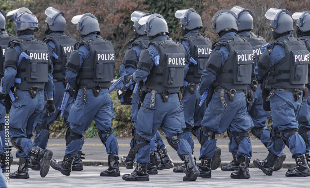 団体で行進の練習をする警察官 Stock Photo | Adobe Stock