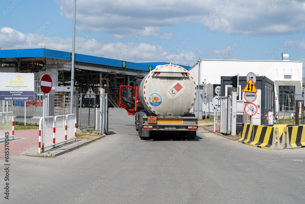 Foto de Semi-trailer tank truck car at the entrance gate to Orlen ...
