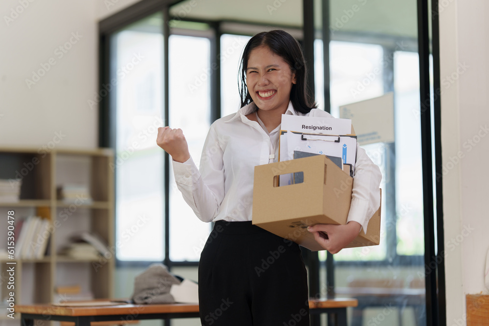 Resignation concept. Employee holding box of belongings in an office ...