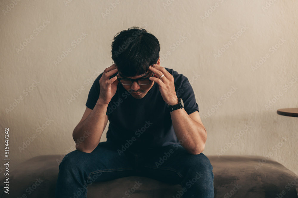 Foto de sad serious illness man.depressed emotion panic attacks alone ...