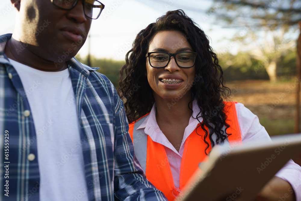 fazendeiro Brasileiro aprendendo a utilizar um aplicativo no tablet que ...