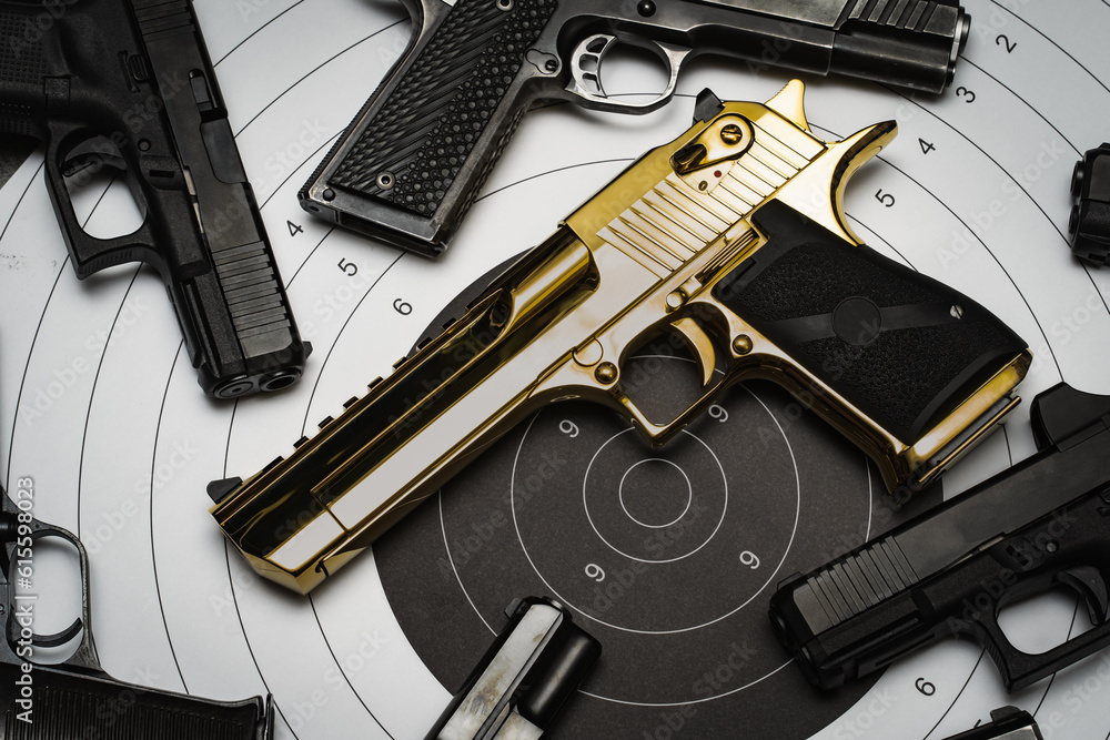 Foto de Pistols, Desert eagle gold pistol. do Stock | Adobe Stock