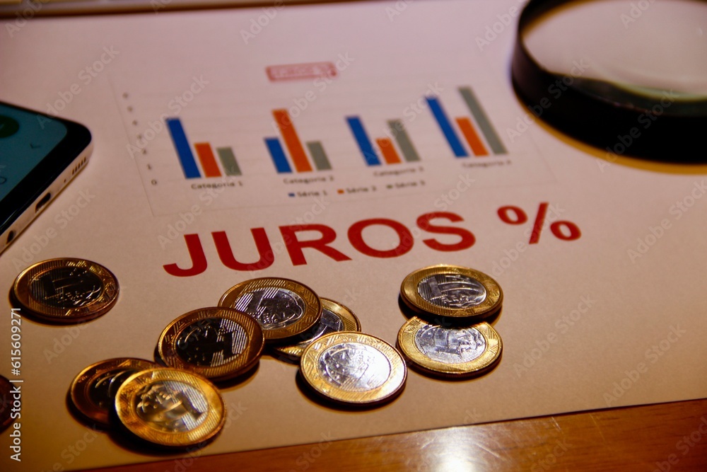 Foto de Juros - Gráfico representando evolução, lupa e algumas moedas ...
