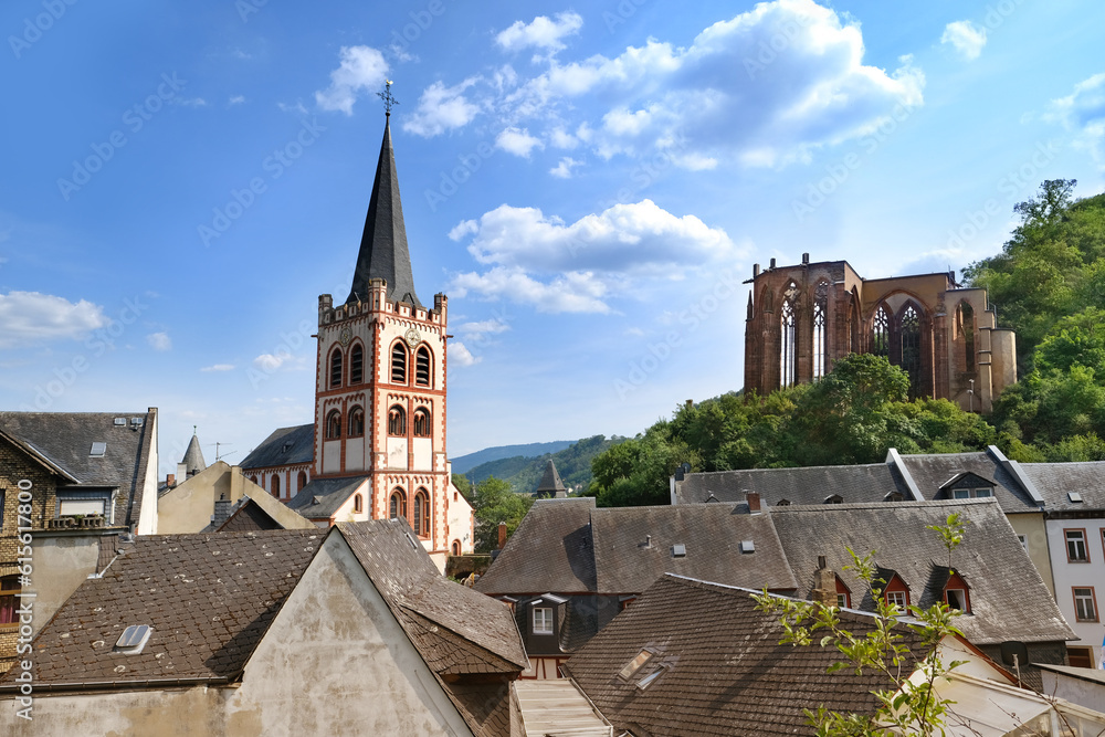 Foto de view of medieval German city of Bacharach, Postenturm ...
