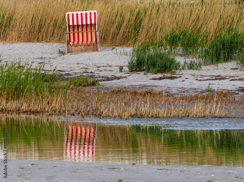 Roter Strandkorb Spieglung im Wasser am Strand Stock Photo | Adobe Stock