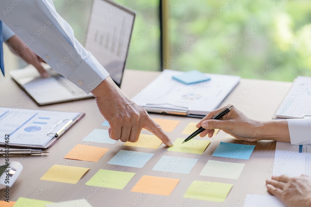 Business People brainstorming Meeting Design Ideas use post it notes to ...