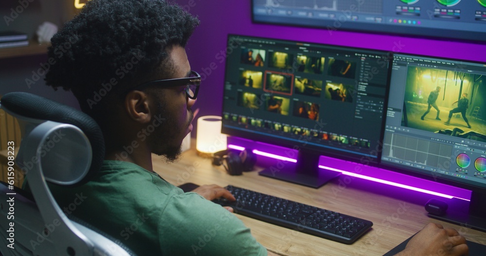 Foto de African American editor makes color correction, works at home ...