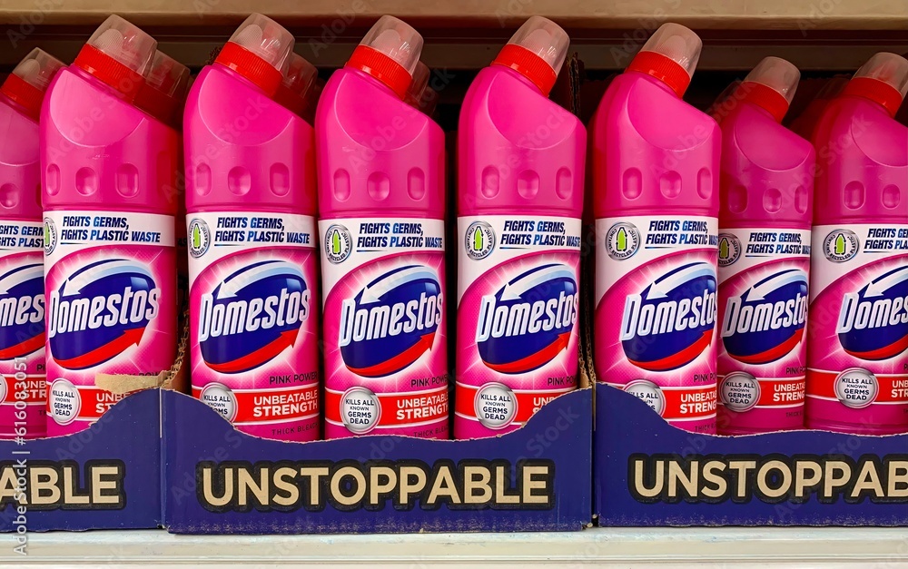 Foto de Essex, UK - April 20, 2023: Pink plastic bottles of Domestos ...