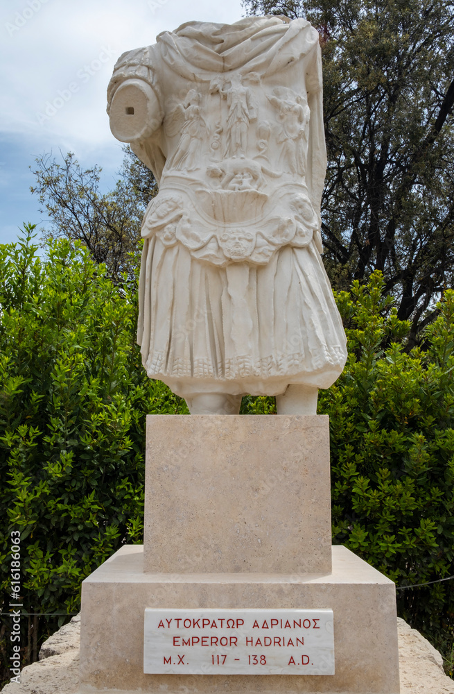 Foto de Marble Torso of Roman Emperor Hadrian on Display in Ancient ...