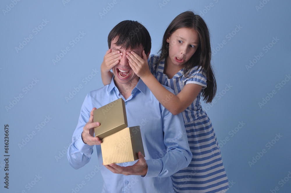 filha entregando presente para o pai, um feliz dia dos pais cheio de ...