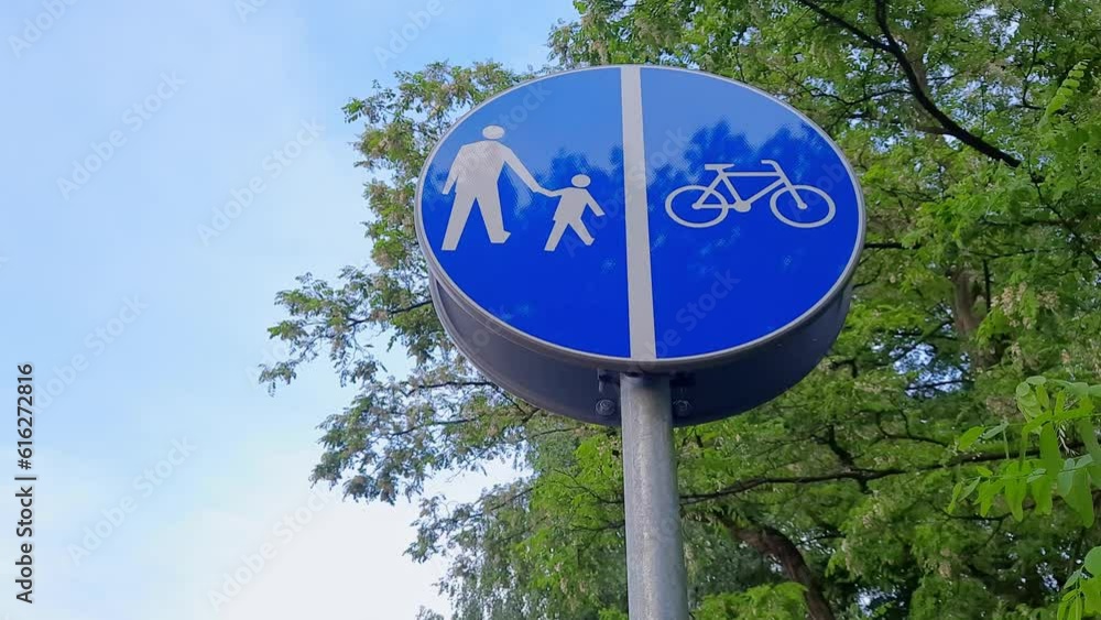 Vidéo Stock Segregated pedal cycle and pedestrian route road sign ...