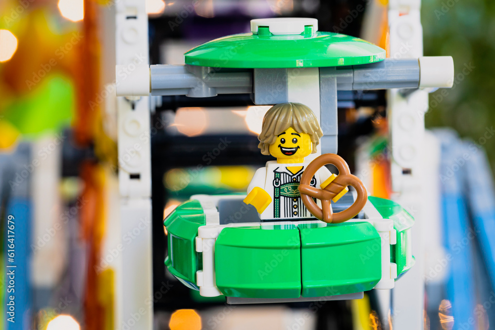 Dortmund - Deutschland 17. Juni 2023 Lego Riesenrad mit Gondel und Mann ...