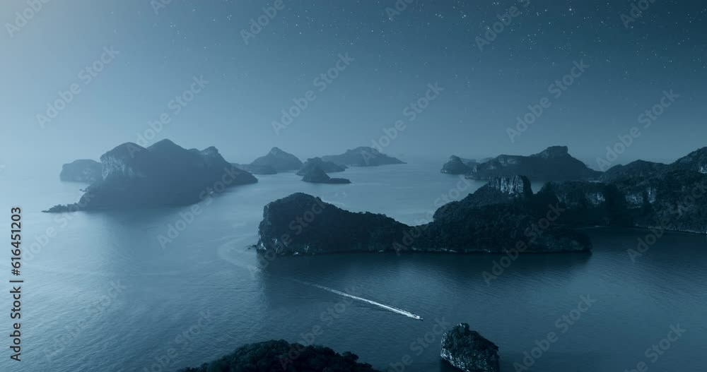 Vidéo Stock Lonely speed boat in night sea. Aerial moonlight island ...
