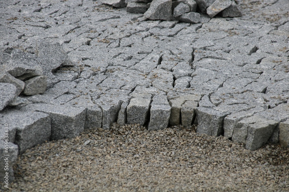 ein gartenweg wird gepflastert mit naturstein Stock-Foto | Adobe Stock