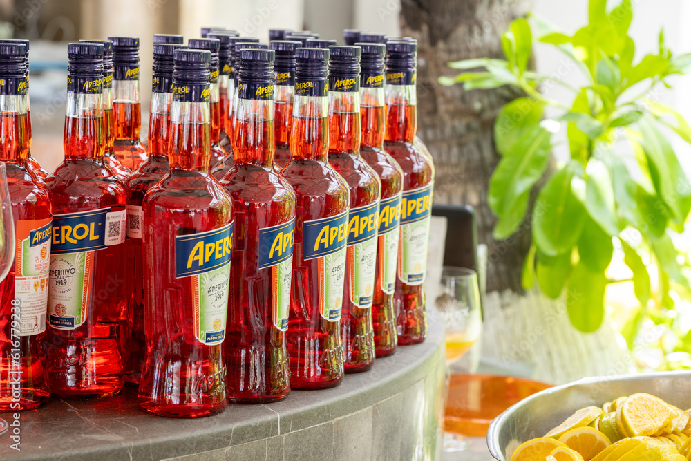 Foto de botellas de Aperol y Cinzano para Spritz Aperitivo Italiano que ...