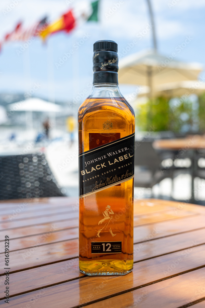 botella de Johnnie Walker whisky escocés black label Stock Photo ...