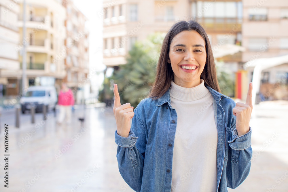 Foto de pretty young adult woman feeling awed and open mouthed pointing ...