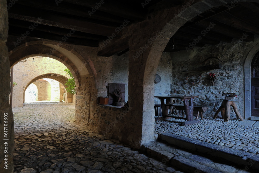 ANTICO BORGO MEDIEVALE DI CORNELLO DEI TASSO, ITALIA, OLD MEDIEVAL ...