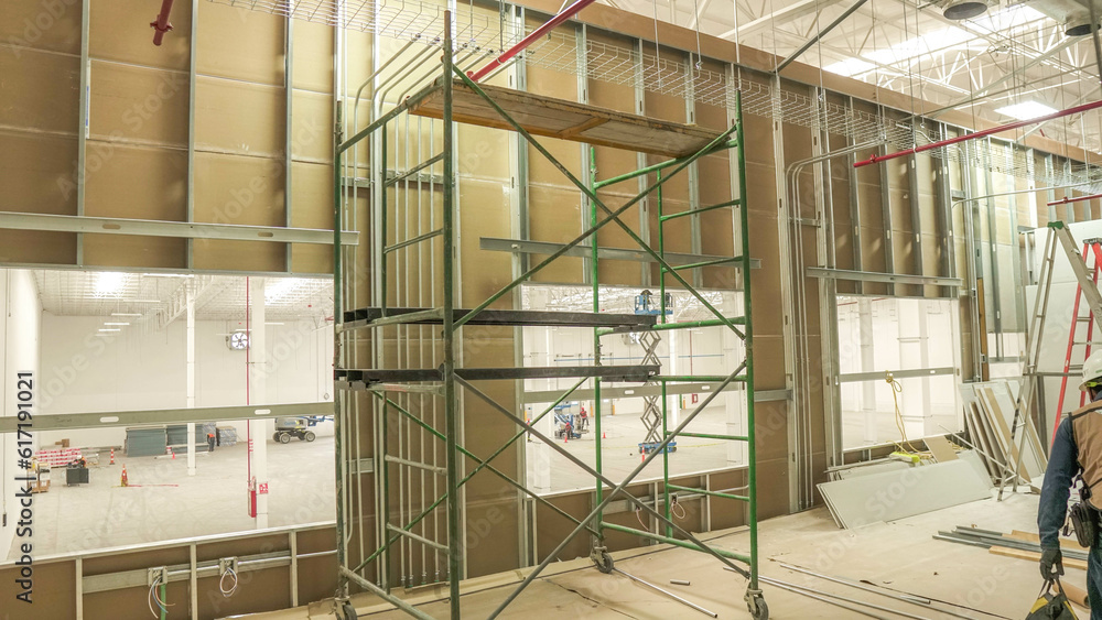 Paredes comenzando a construir hechas de tablaroca, metal y tubería. In ...