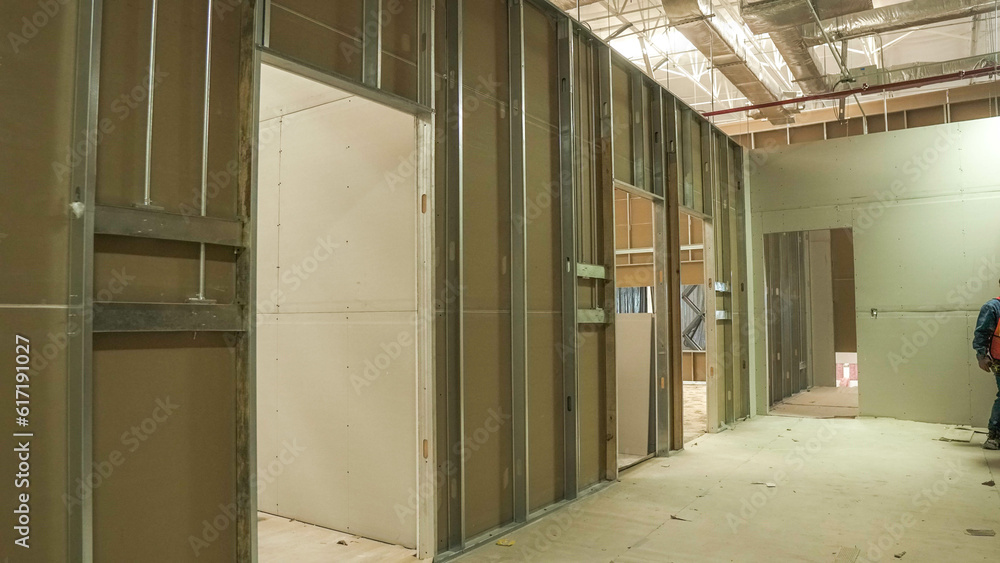 Paredes comenzando a construir hechas de tablaroca, metal y tubería. In ...