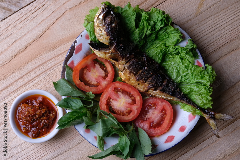 grilled fish and fresh vegetables. lettuce, sliced tomatoes, basil ...