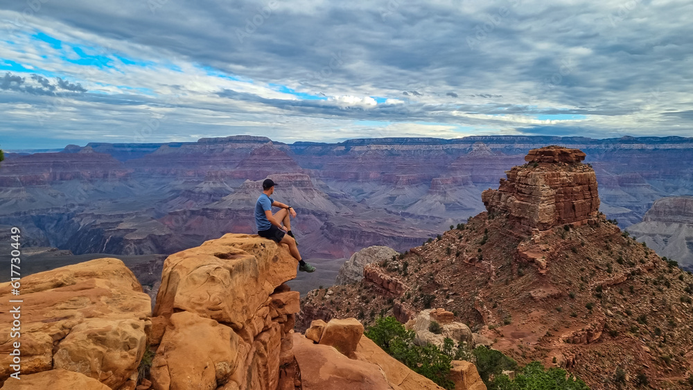 Foto de Man with scenic view from Skeleton Point on South Kaibab hiking ...