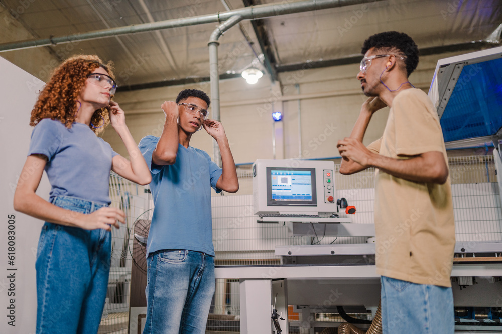 Foto de Brazilian professor of a technology course explaining to ...