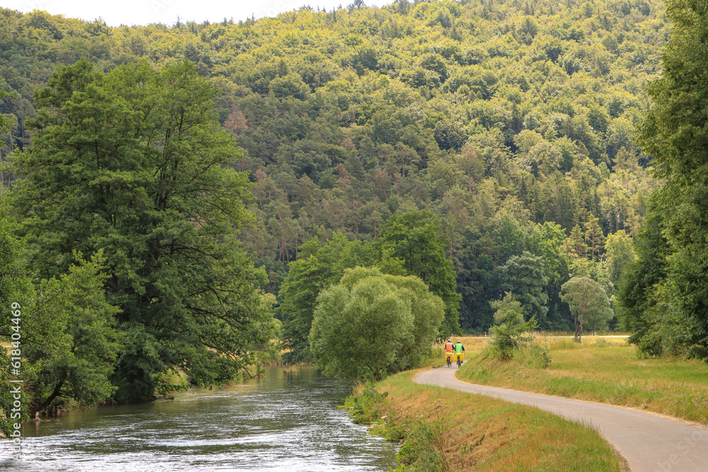 Foto de Sommer im Vilstal; Vilstal-Radweg bei Emhof do Stock | Adobe Stock