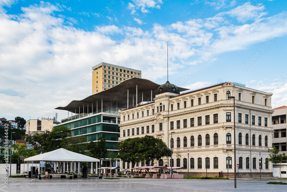 Prédio do Museu de arte do Rio ou conhecido como MAR em um belo dia de ...