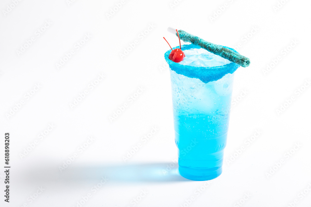 Azulito o pitufo es un cóctel de vodka, curacao, bebida energizante y ...