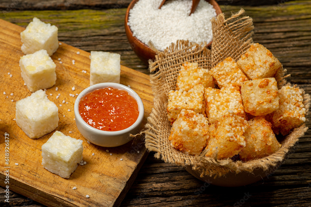 Fotka „Raw and fried tapioca cubes (Dadinhos de Tapioca) on top of ...