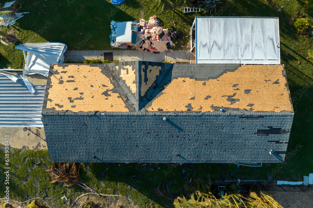 Foto de Collapsed and damaged mobile homes after hurricane Ian swept ...
