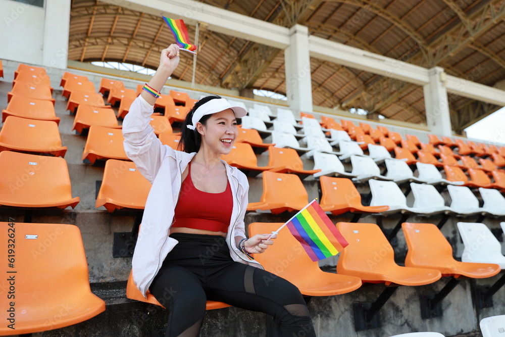 Foto de Happy and excited young female asian transgender LGBT sport fan ...