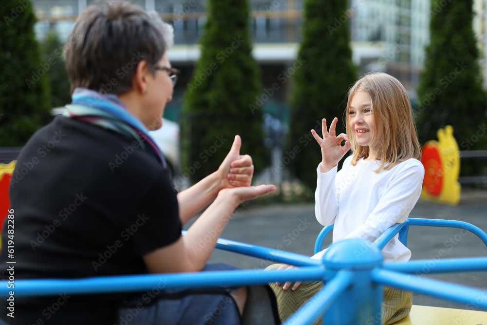 Fotografía A deaf girl speaks sign language With a teacher on the ...