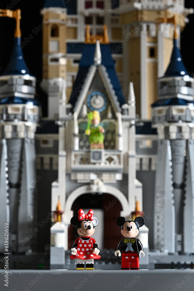 Castillo lego disneyland, Mickey, Mimi, donald, daisy, campanita Stock ...