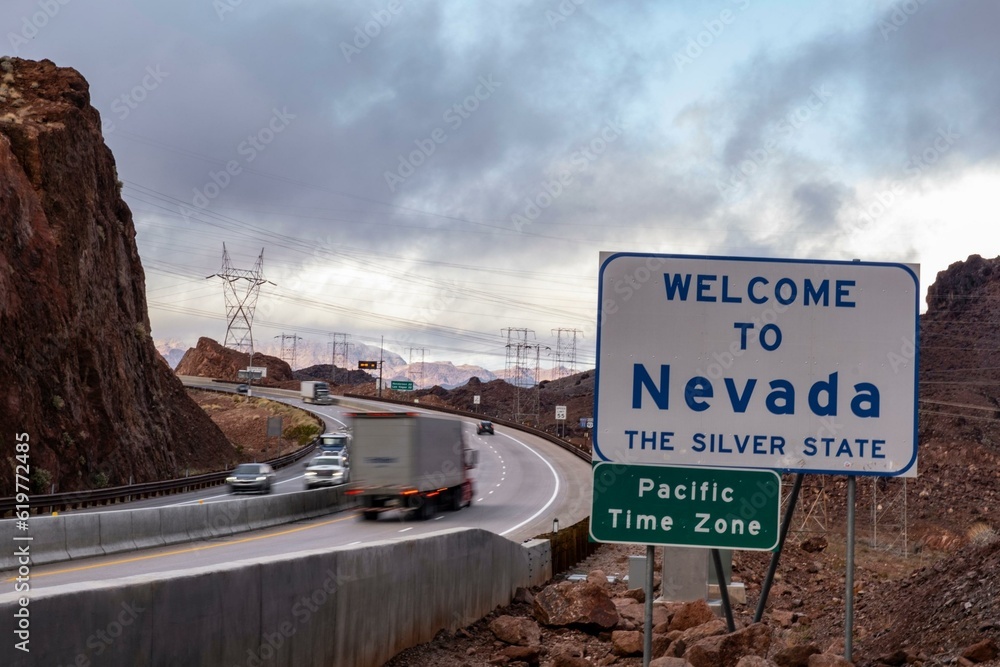 Foto de Nevada Welcomes You: Iconic Road Sign Board with Bustling ...