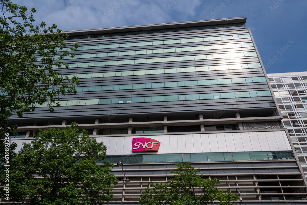 Stockfoto Paris, France - 4 juillet 2023: Vue extérieure de l'immeuble ...