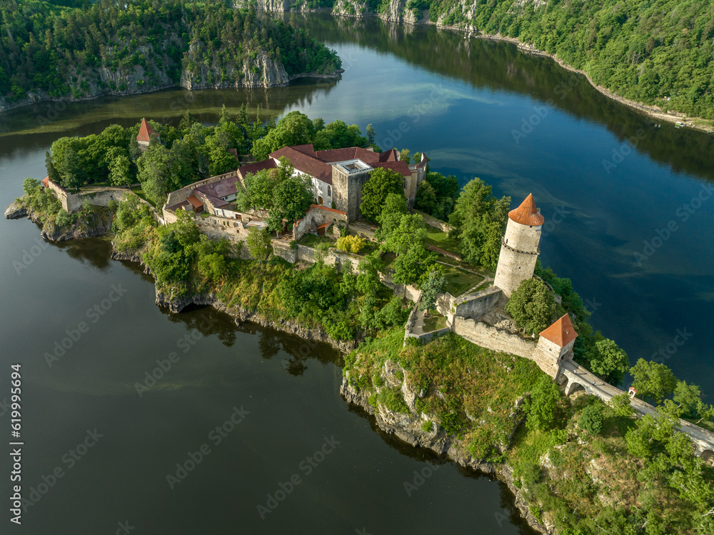 Foto de Aerial view of early Gothic Zvikov castle on difficult-to ... Foto de Aerial view of early Gothic Zvikov castle on difficult-to ...