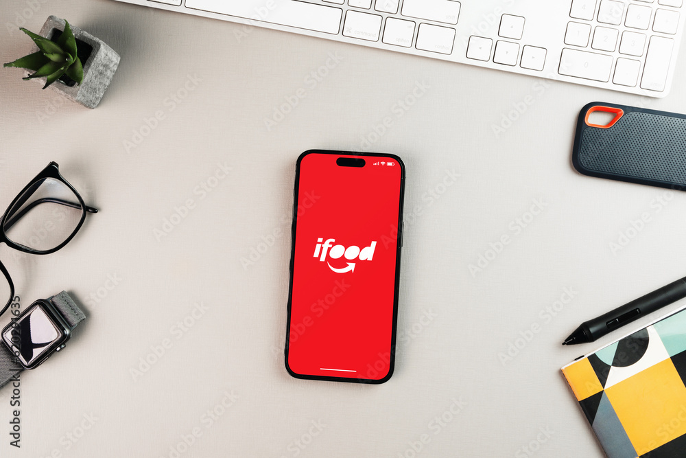 Foto de Ifood delivery app on the smartphone iPhone 14 Pro screen on ...
