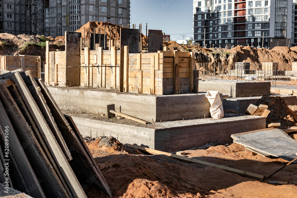 Monolithic reinforced concrete foundation for the construction of a ...