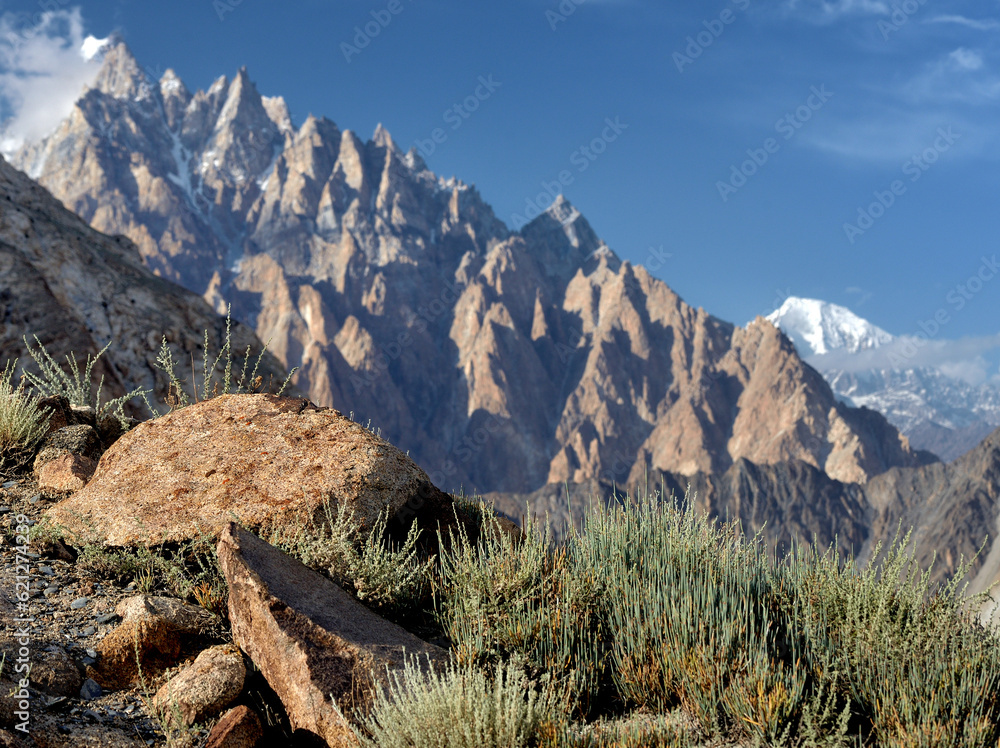 HIMALAYAN MOUNTAINS ABOVE HUNZA VALLEY IN NORTHERN PAKISTAN Stock Photo ...