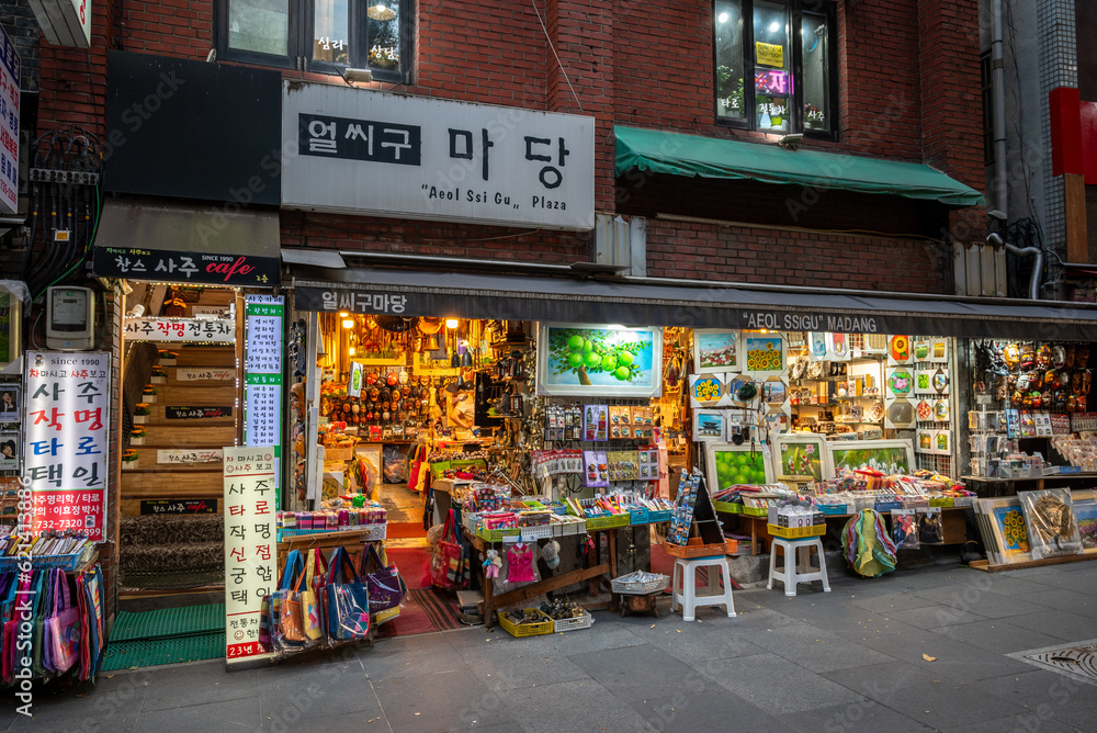 Korean souvenir shop in Insadong pedestrian tourist street in central ...
