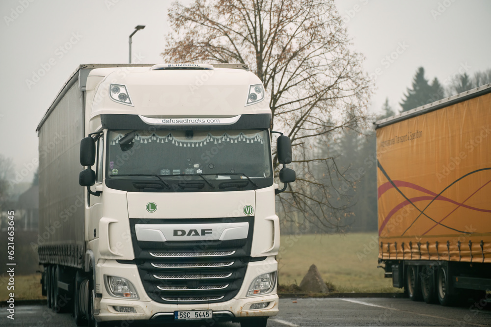 Foto de 10.04.2023 Europe, Germany. Delivery truck on the Europe ...