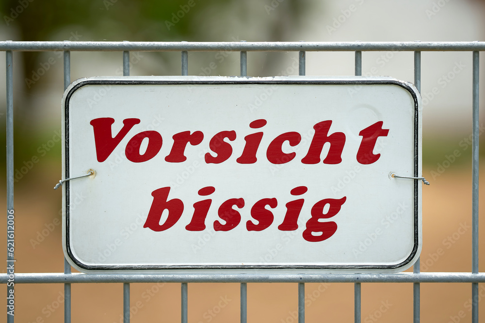 Schild am Zaun zu einem Privatgelände mit der Aufschrift vorsicht ...