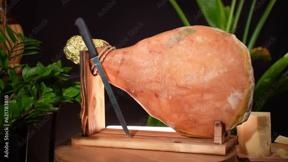 Vidéo Stock Cured parma ham on wooden stand with knife for slicing ...