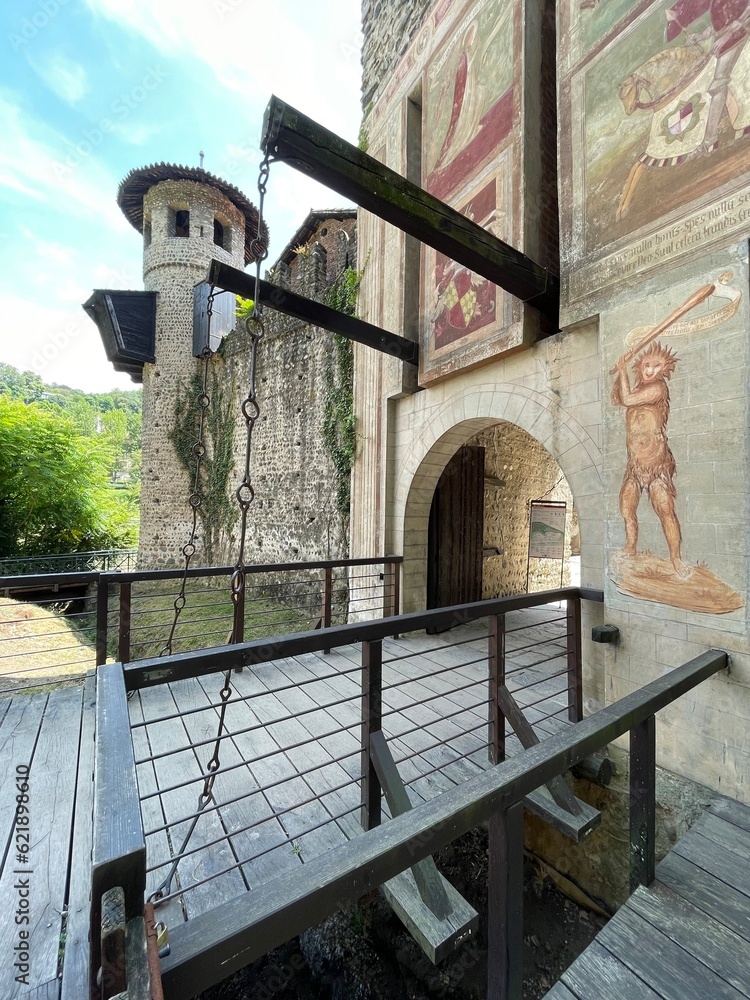 Particolare del ponte levatoio all'ingresso del Borgo Medievale di ...