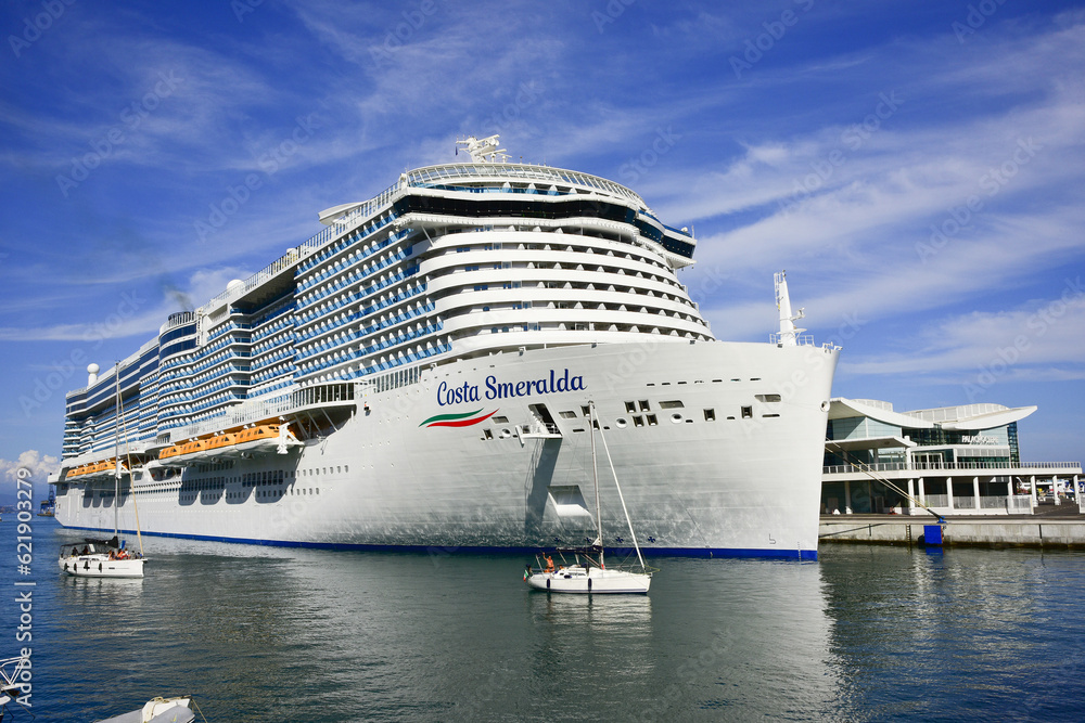 Costa Smeralda. Nave della Compagnia genovese Costa Crociere nel porto ...