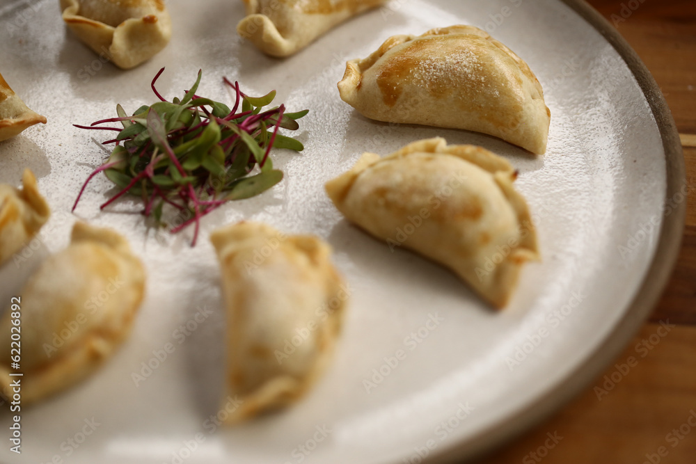 Empanadas deliciosas assadas, com recheio saboroso e crosta dourada ...